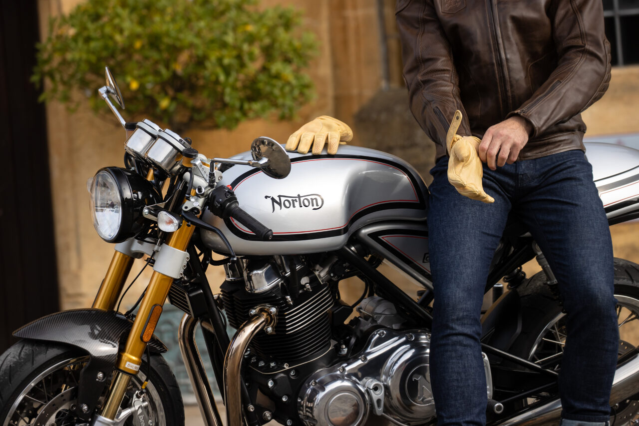 Norton Commando 961 SE Review & Specs | Devitt