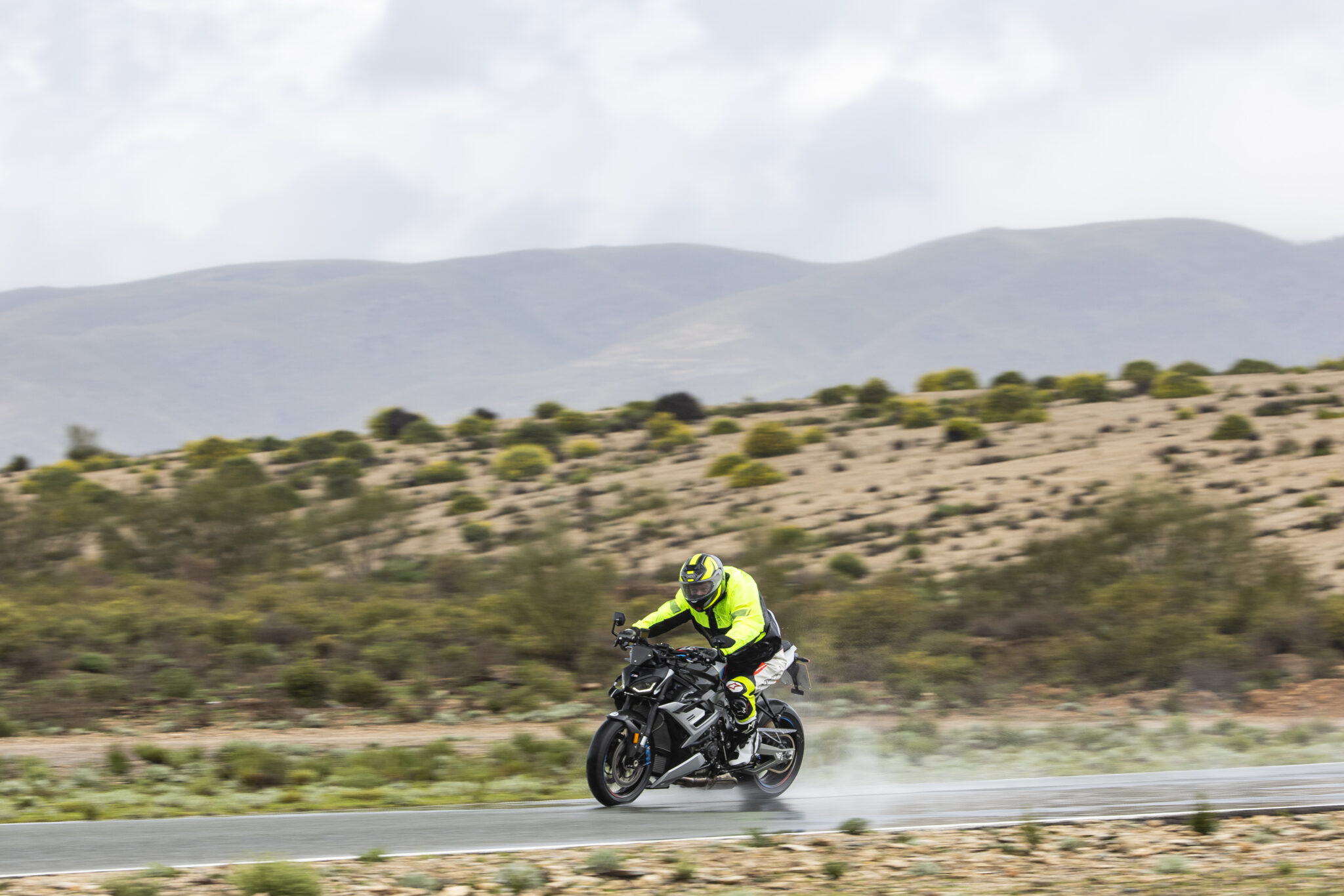 Quick spin on the 2025 BMW S1000 R and M1000 R | Devitt